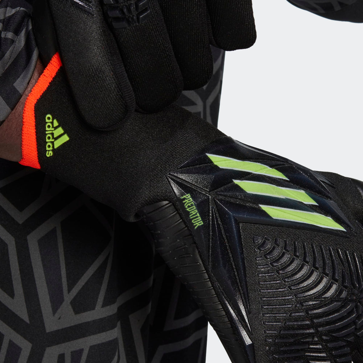 PREDATOR EDGE PRO GOALKEEPER GLOVES - Niky's Sports